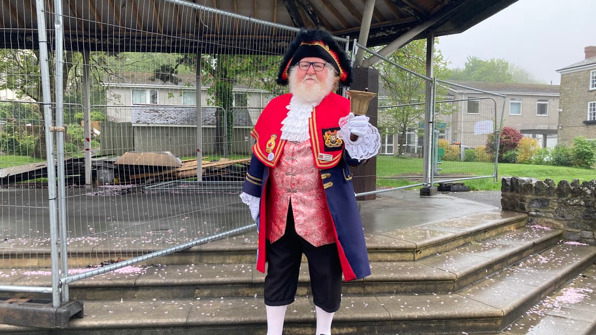 King Charles III rung in by Kingsbridge Town Crier | southhams-today.co.uk