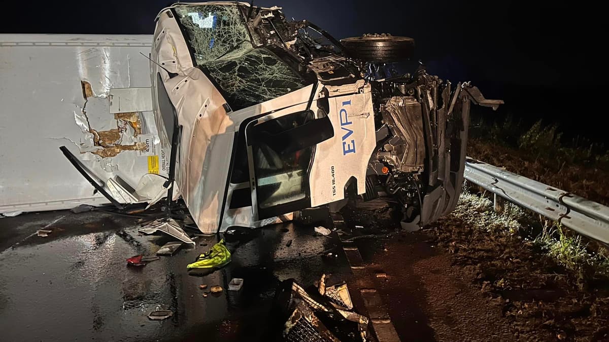 Dramatic pictures as A38 closed after crash involving LGV and Highways ...