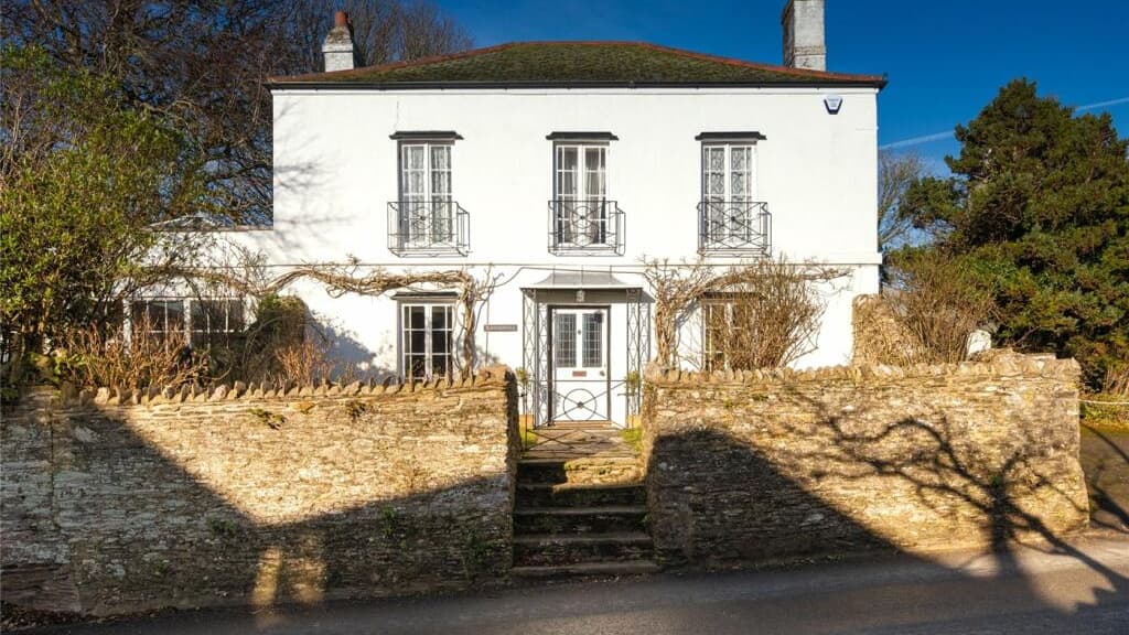 Strete "iconic" Georgian house for sale includes a "secret" walled ...