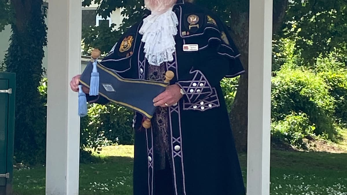 Kingsbridge Town Crier Roger Pinder remembers the fallen | southhams ...