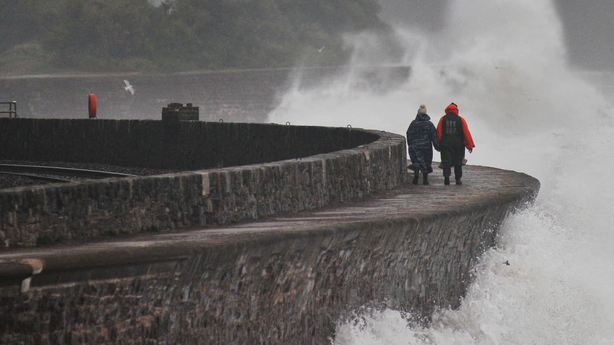 Batten down the hatches as 12-hour wind and rain warning issued by Met ...