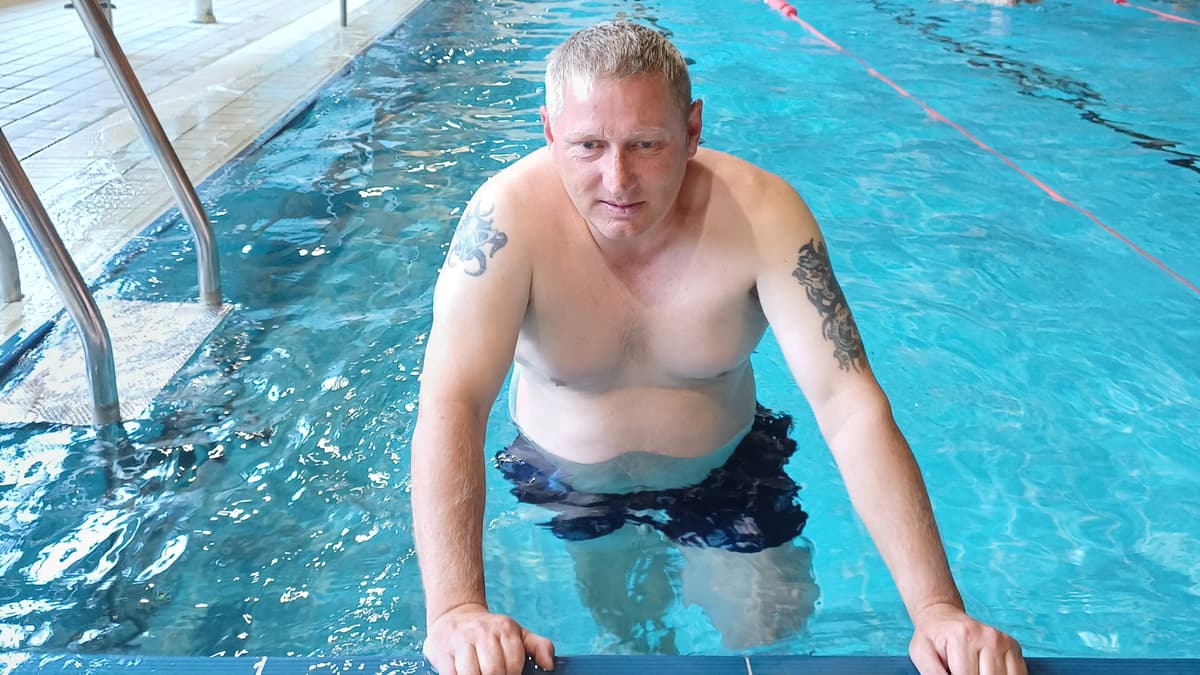 Blind veteran swims 80 lengths to commemorate VE Day | southhams-today ...