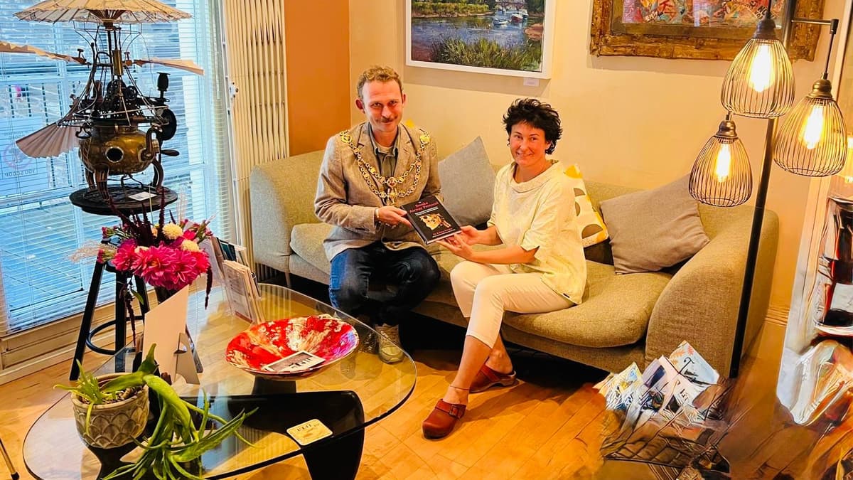 Dentist presents new book to Mayor of Totnes | southhams-today.co.uk