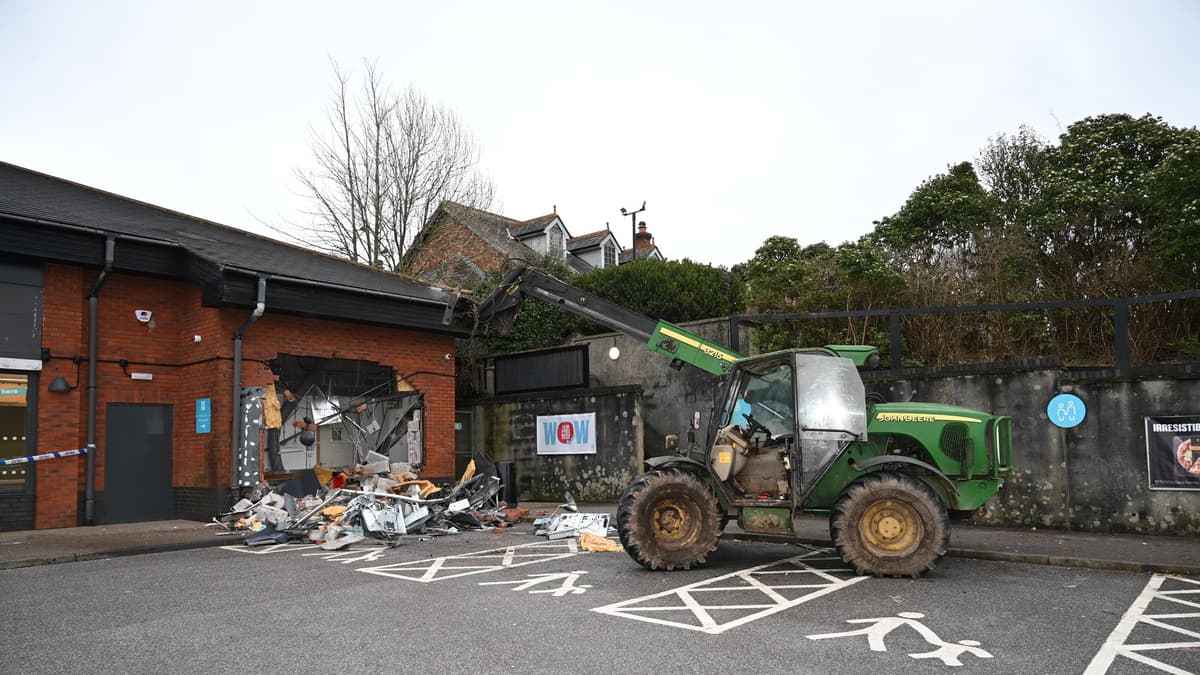 Footage released to catch ram-raid gang, Plympton | southhams-today.co.uk